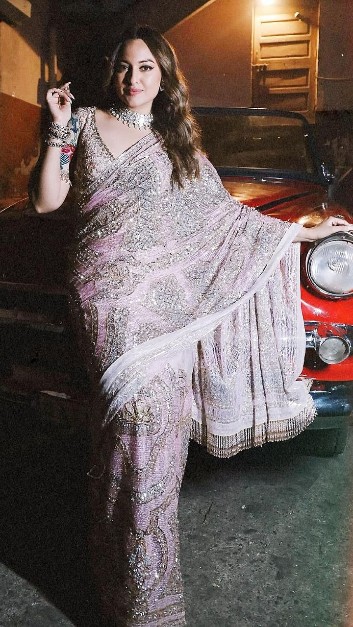 Sonakshi Sinha: शिमरी साडीत सोनाक्षीची स्टाईल, विंटेज कारमध्ये घेतली ...