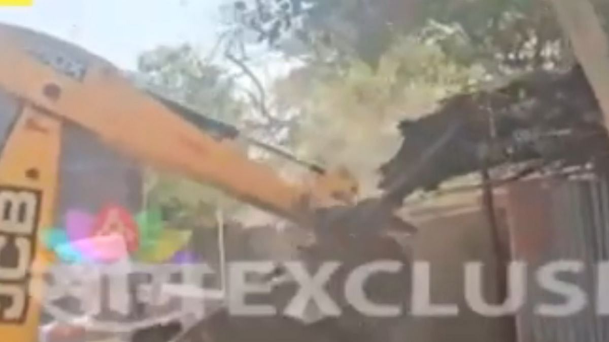 Maval I Vadgaon I MNS News I: बहुचर्चित ताडी दुकानावर मनसेने चालविला ...