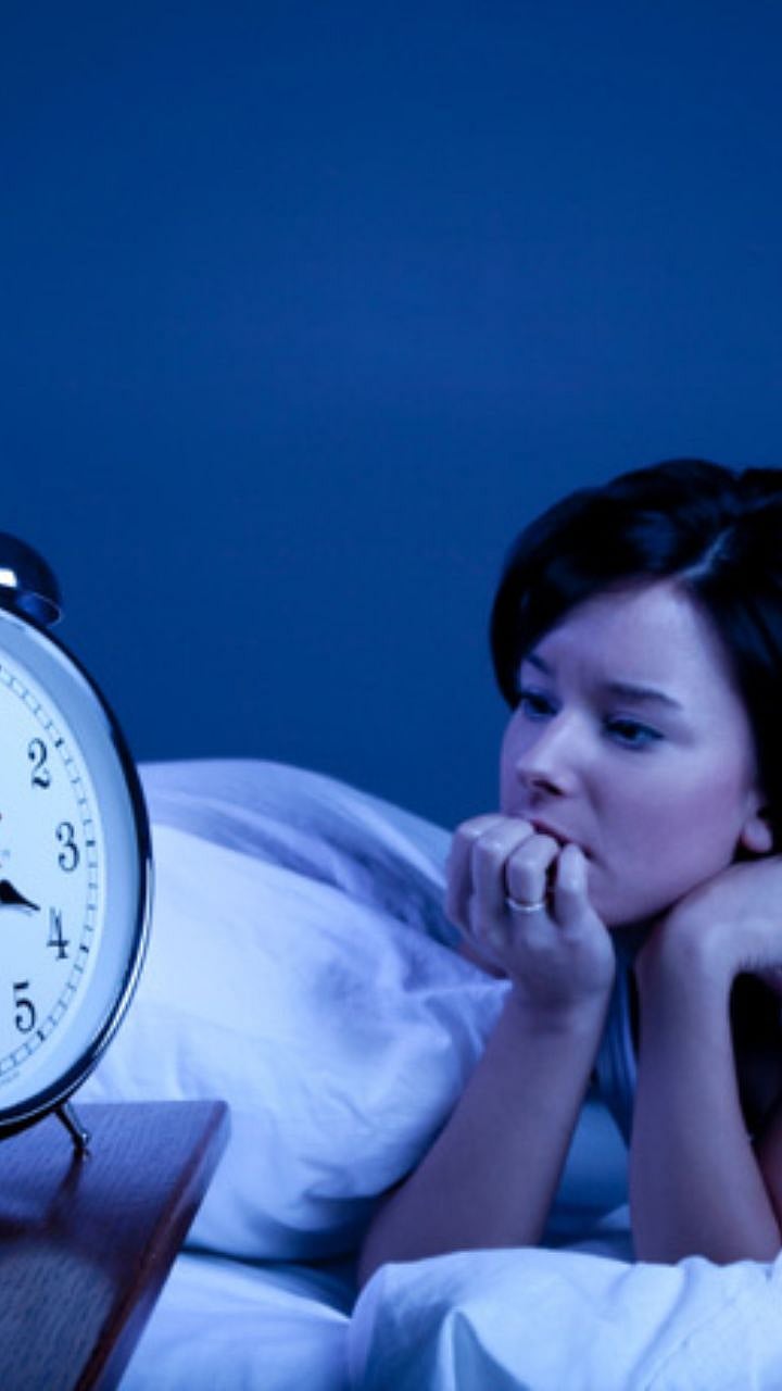Sleeping Problem : रात्री उशीरा झोपल्याने आरोग्याला होतात दुष्परिणाम