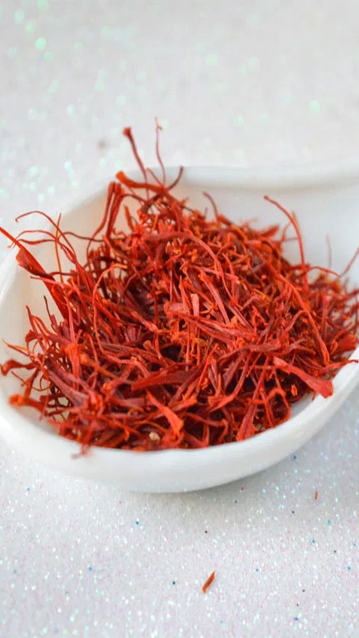 कपाळावर केशराचा टिळा लावलाय का?जाणून घ्या फायदे |applying saffron on ...