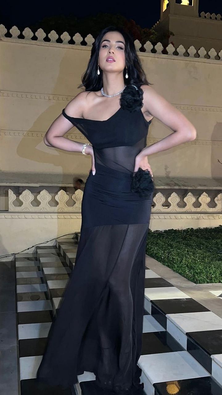 Sonal Chauhan: ब्लॅक ड्रेसमध्ये बोल्डनेसचा कहर, जन्नत गर्लने उडवली झोप ...