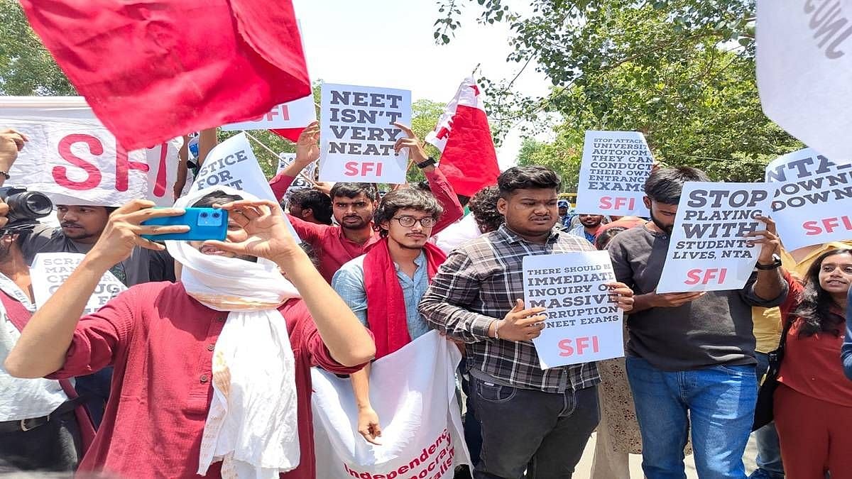 'NEET' परीक्षेत घोटाळा; देशभरात विद्यार्थी रस्त्यावर,परीक्षा पुन्हा ...