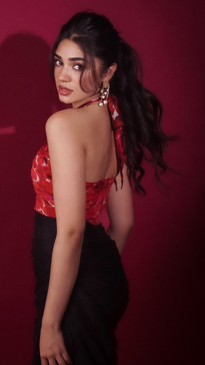 Kirthi Shetty : क्रितीचा कडक नखरा, फोटोंनी लावलं वेड | tollywood actress krithi shetty shared ...