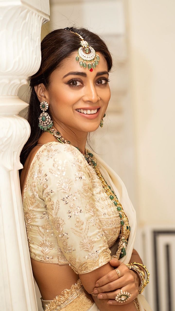 Shriya Saran : सौंदर्यवती श्रिया; स्टायलिश साडीत उजळलं रुप! | tollywood ...