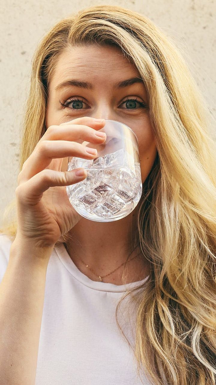 Drinking Water: जेवताना पाणी पिणं चांगले की वाईट|drinking water with ...