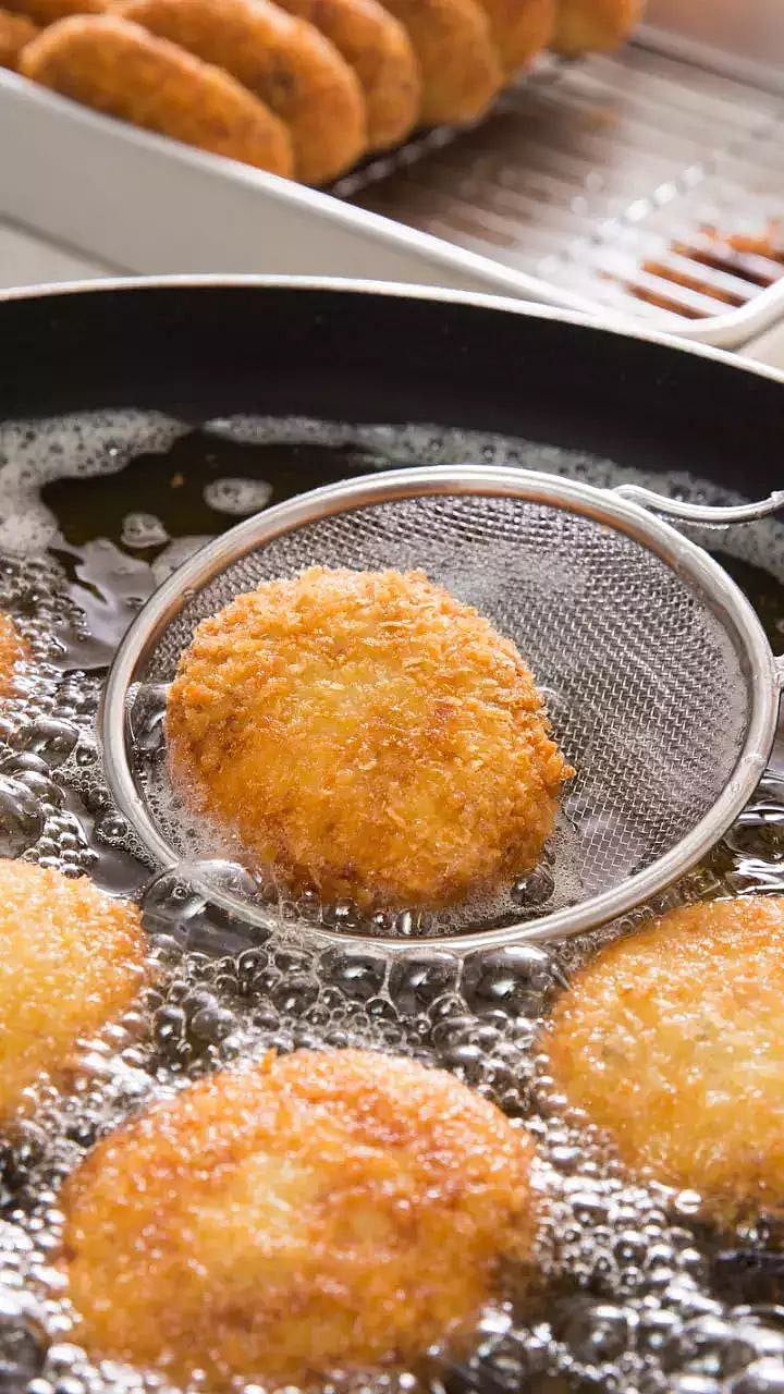 Oily Food: तेलकट खाल्ल्याने वजन वाढतं का?