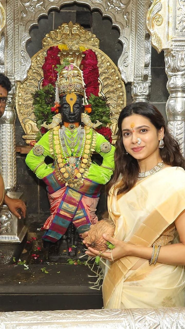 Anagha Atul: भगरे गुरुजींच्या लेकीने घेतलं विठुरायाचं दर्शन ...