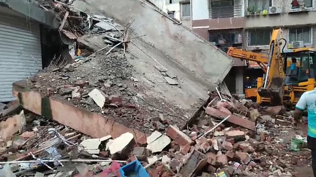 CBD Belapur building collapsed : सीबीडी बेलापूरमधील शहाबाज गावात ४ मजली ...