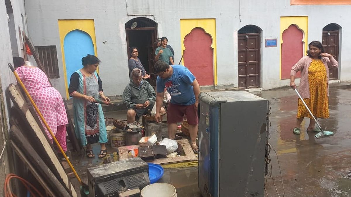 Pune After Flood: अनेकांचे संसार उघड्यावर, वाहनांचं मोठं नुकसान ...