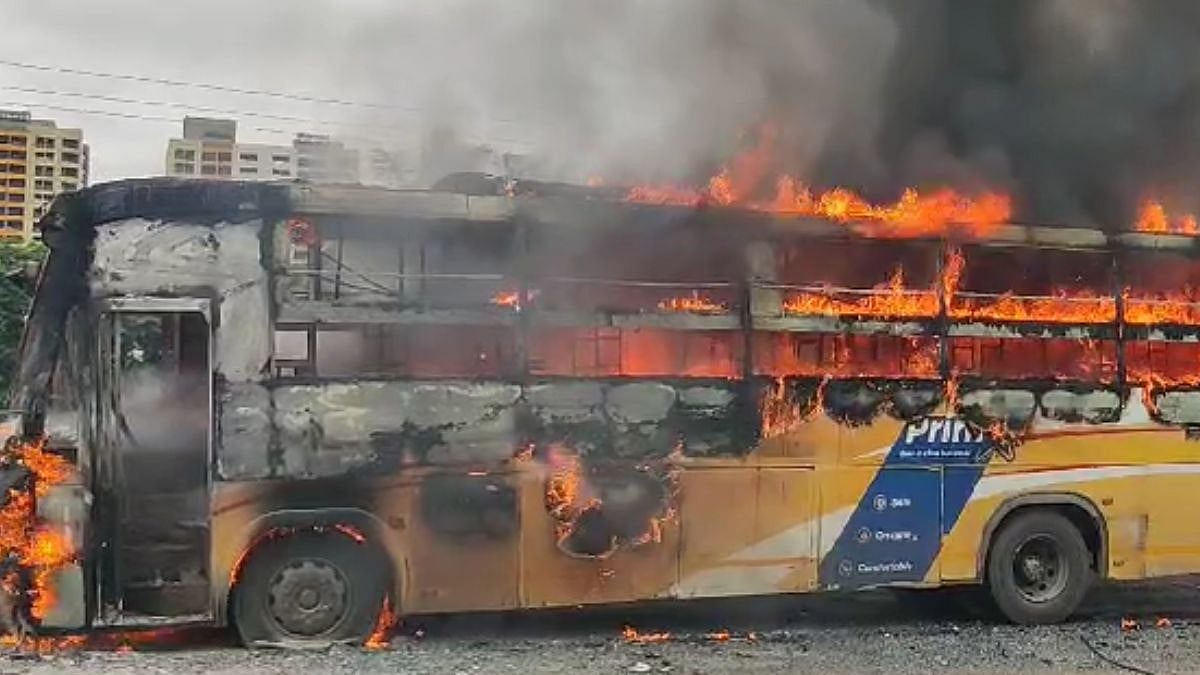 Bus Fire News : प्रवाशांनी भरलेल्या धावत्या बसने अचानक घेतला पेट; पुणे ...