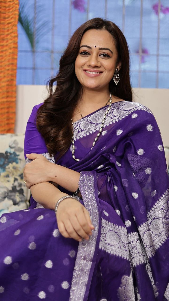 Spruha Joshi: स्पृहाचं गुलाबी हास्य पाहून जीव होतोय घायाळ|marathi ...