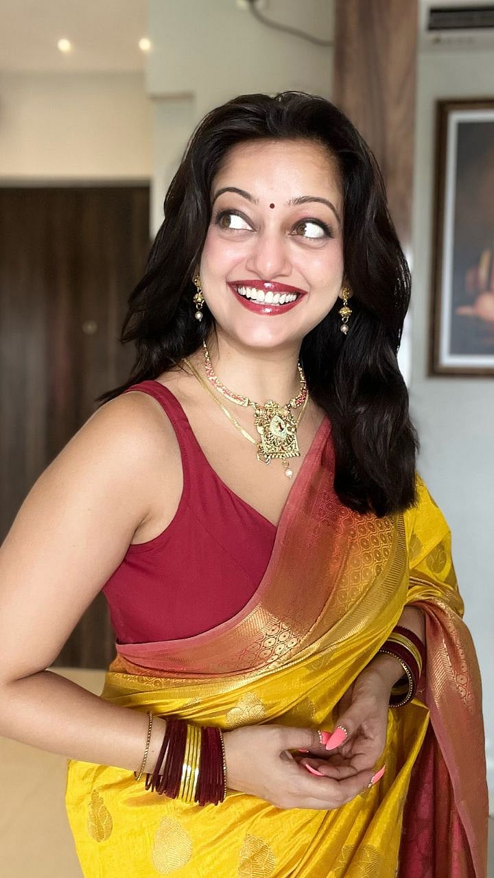 Mansi Naik: पिवळी साडी अन् लाल चोळी, मानसी नाईकचं मनमोहक सौंदर्य| mansi ...