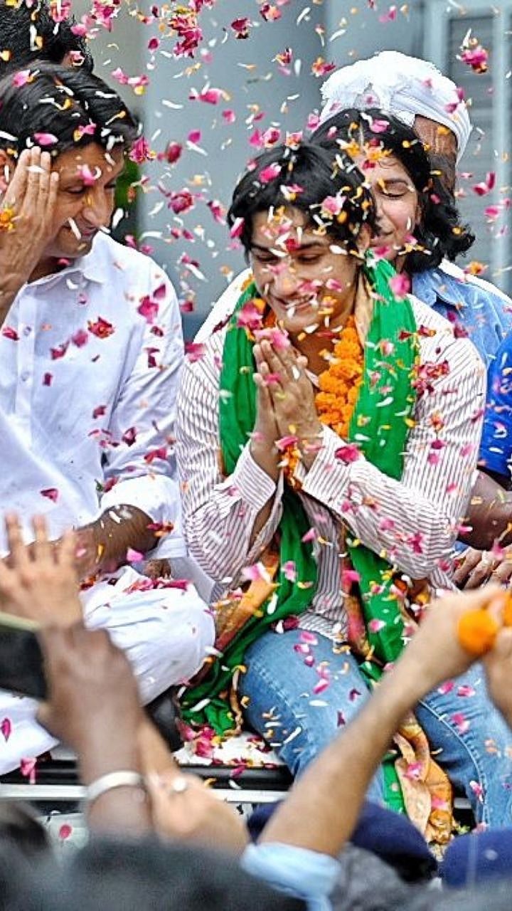 Vinesh Phogat Grand Welcome: ढोल- ताशांचा गजर अन् डोळ्यात अश्रू ...