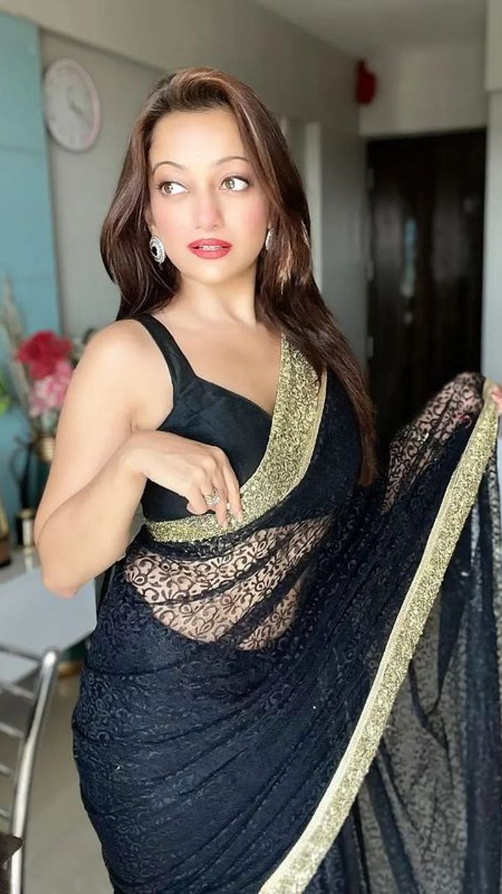 Manasi Naik : अप्रतिम सौंदर्य...काळ्या रंगाच्या साडीत मानसी नाईक | Marathi Actress Manasi Naik ...