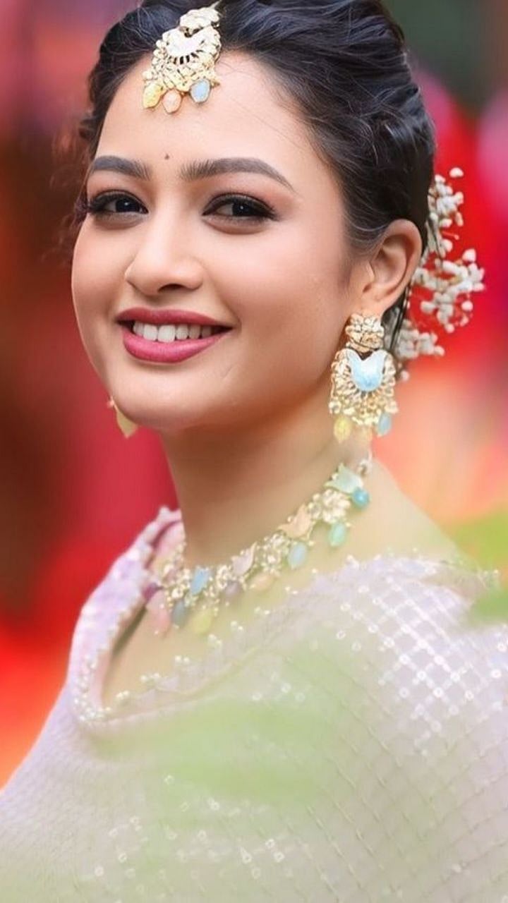 Girija Prabhu: सालस अन् सुंदर सौंदर्याची खाण; गिरीजा प्रभूचं गुलाबी ...