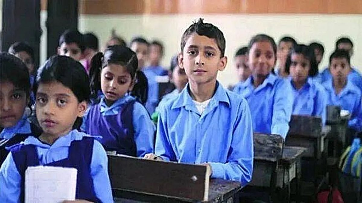 School Uniform: फाटका गणवेश, फडतूस व्यवस्था; ओवरसाईजची आऊटफीटची शिक्षण ...