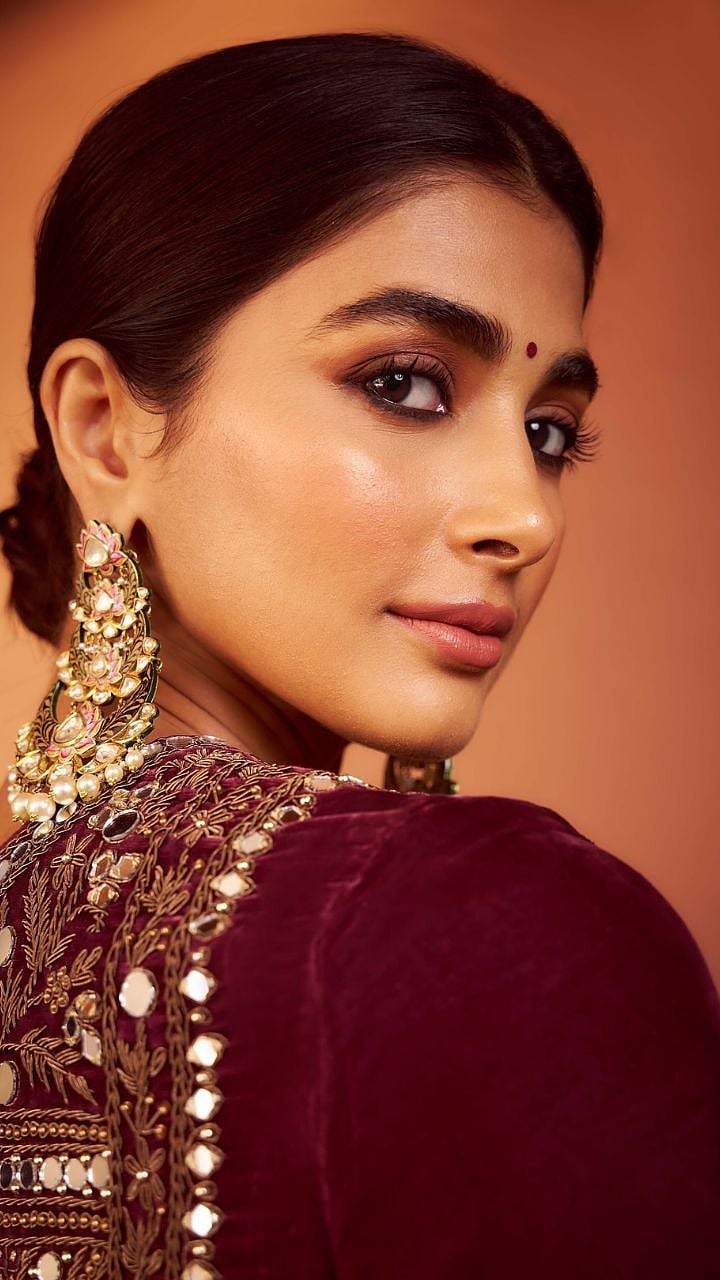 Pooja Hegde Photoshoot: बस्स! आँखों की बात चलती है...| Pooja Hegde ...