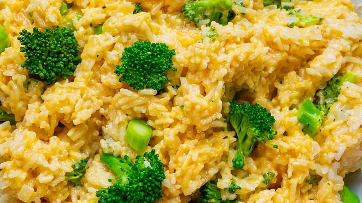 Cheesy Rice : एकदा चव चाखाल तर खातच राहाल; घरच्याघरी बनाव चीज राईस ...