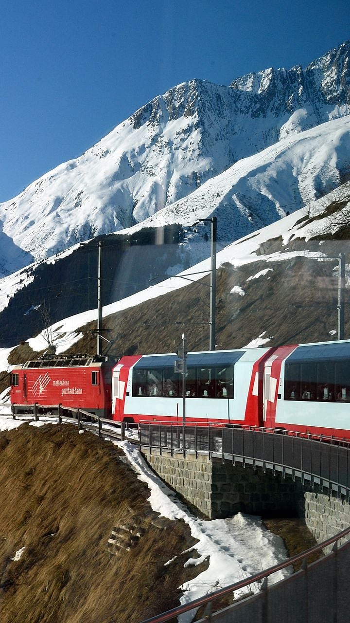 Slow Train In World : जगातील सर्वात स्लो ट्रेन, ताशी वेग किती? |glacier ...