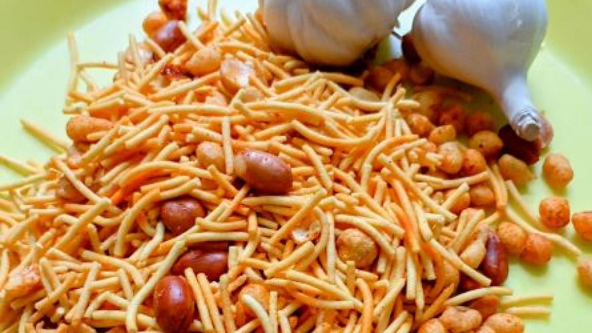 Lasun Chivda Recipe : सकाळच्या चहाबरोबर कुरकुरीत लसूण चिवडा; रेसिपी ...