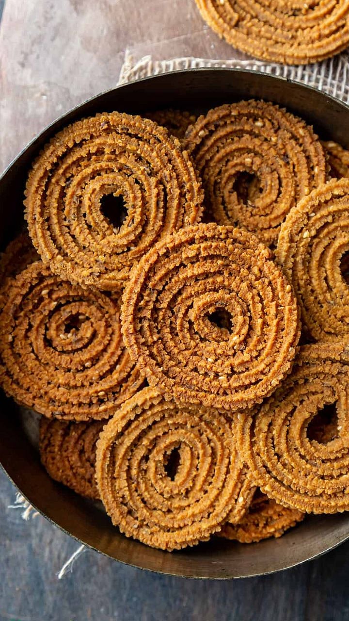 Chakli Recipe: दिवाळीसाठी १० मिनिटांत बनवा कुरकुरीत चकली; रेसिपी वाचा ...