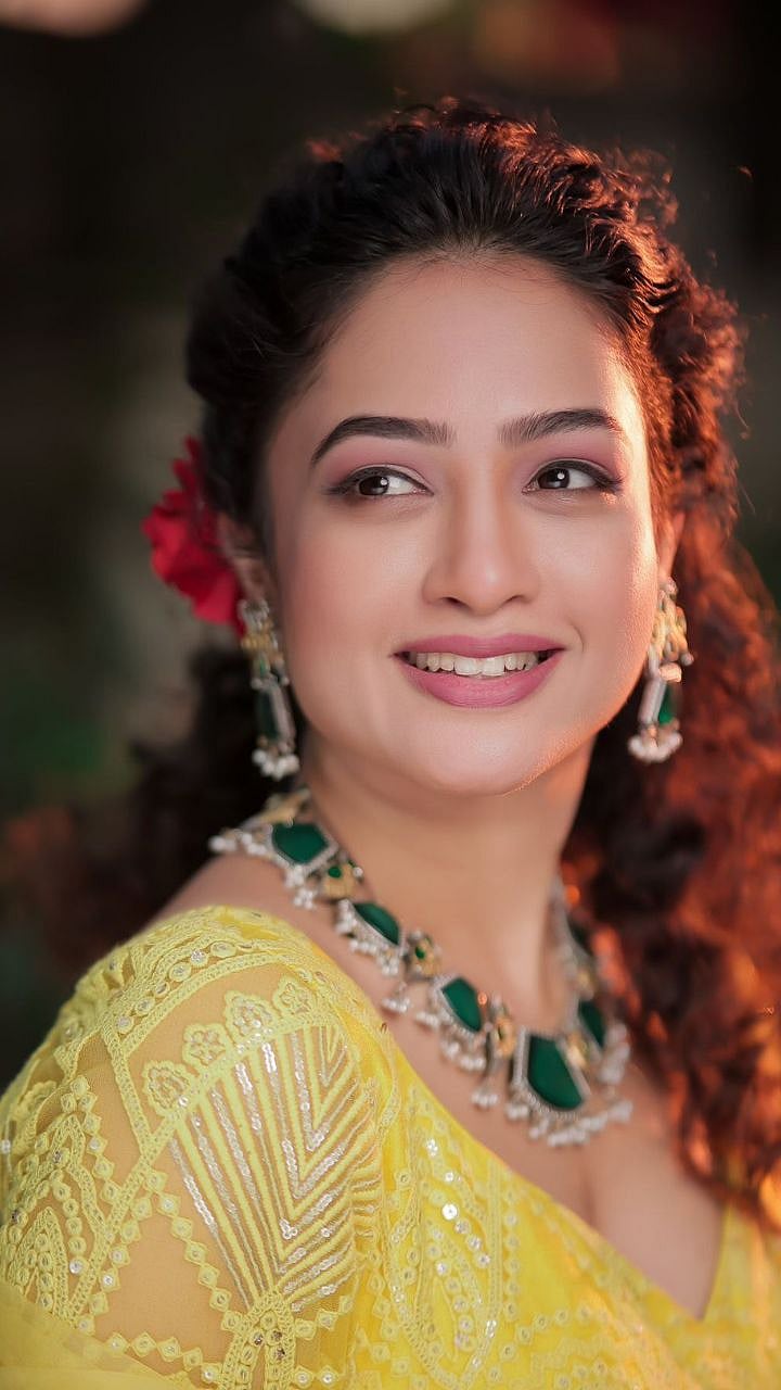 Girija Prabhu: गिरीजाचं सौंदर्य जणू फुललेला गुलमोहर|marathi actress ...