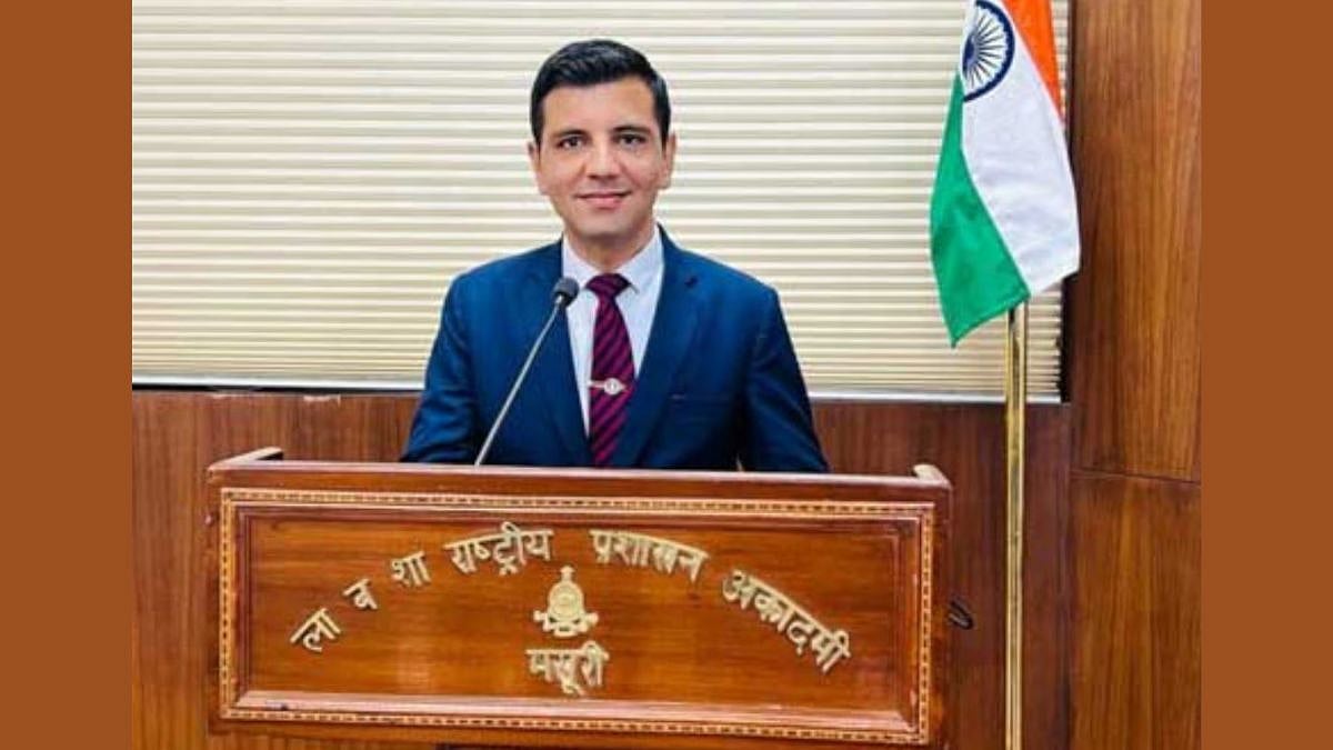 IAS Success Story : ३५ वेळा नापास, जिद्द सोडली नाही, IAS झालाच; विजय ...