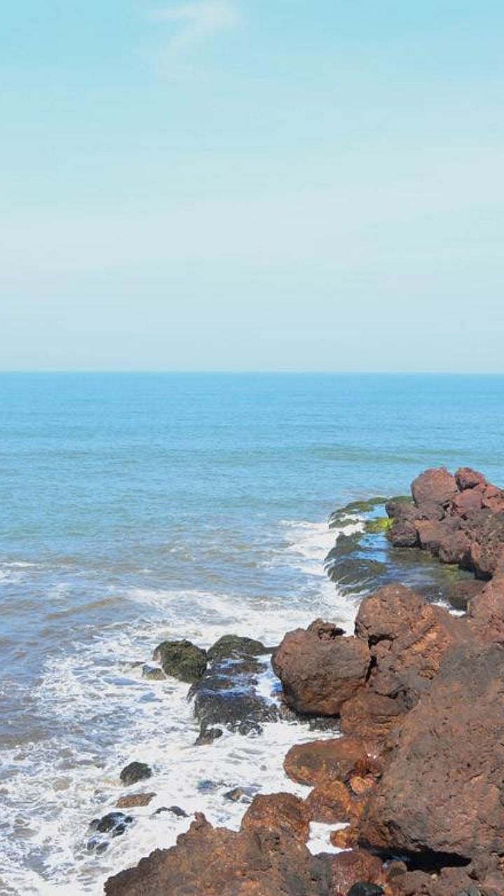 Maharashtra Travel : महाराष्ट्रातील चंद्रकोर आकाराचा समुद्रकिनारा ...