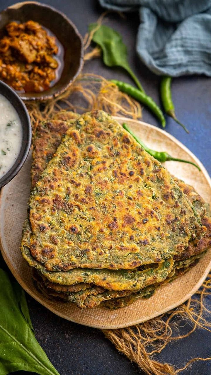Spinach Paratha: हिवाळ्यात खा हेल्दी पालक पनीरचा पराठा; नोट करा रेसीपी ...