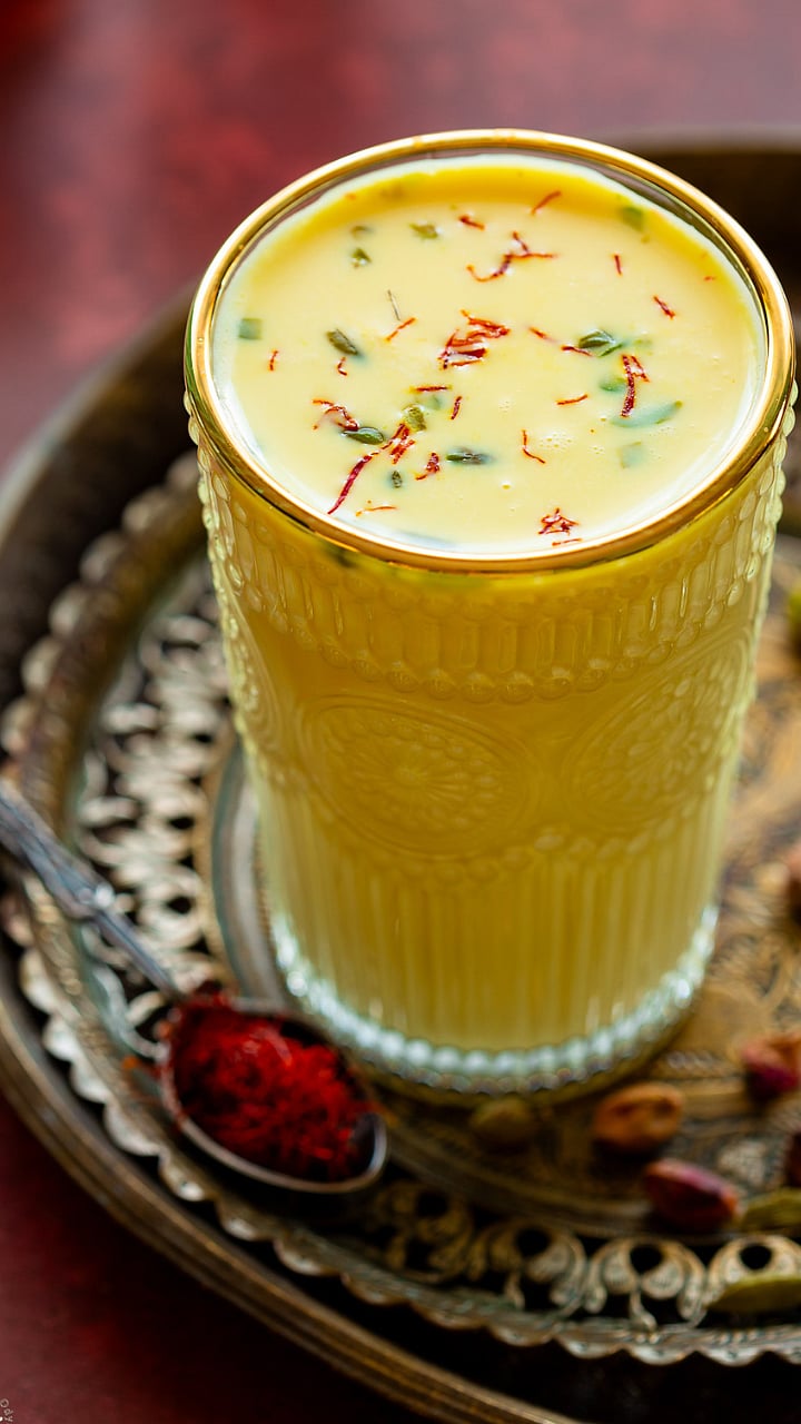 Kesar Milk: केसरयुक्त दूधाचे सेवन केल्याने हिवाळ्यात शरीराला होतात ...