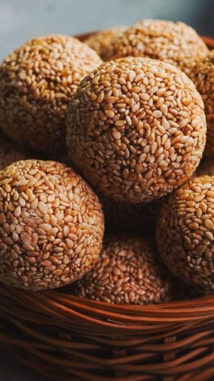 Tilache Ladoo : ना कडक ना नरम तोंडात टाकताच विरघळतील असे तिळाचे लाडू ...