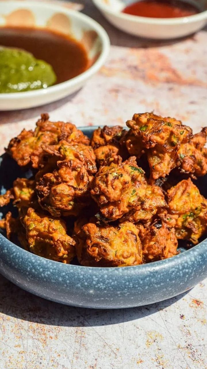 Alu Bhaji : जेवणासोबत तोंडी लावायला बनवा अळूच्या पानांचे कुरकुरीत भजी ...