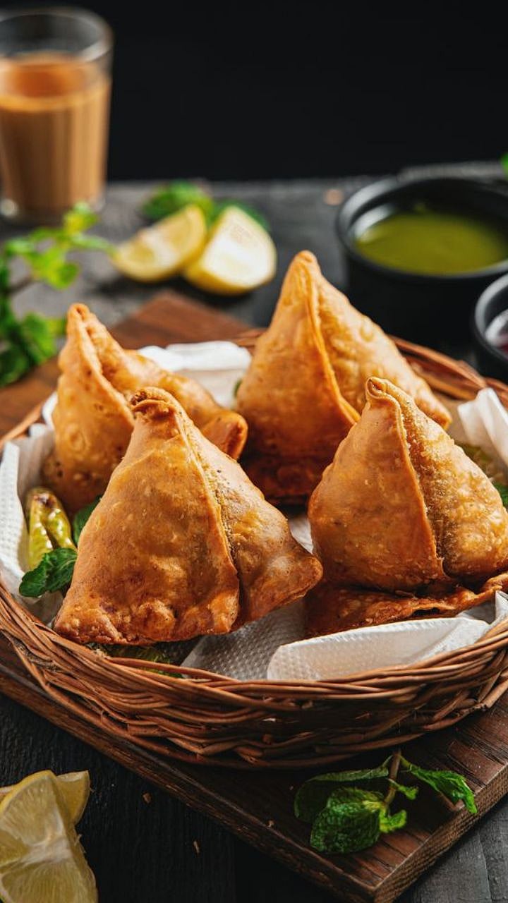 Samosa Recipe: स्ट्रीट स्टाईल खमंग अन् क्रिस्पी समोसा कसा बनवायचा ...