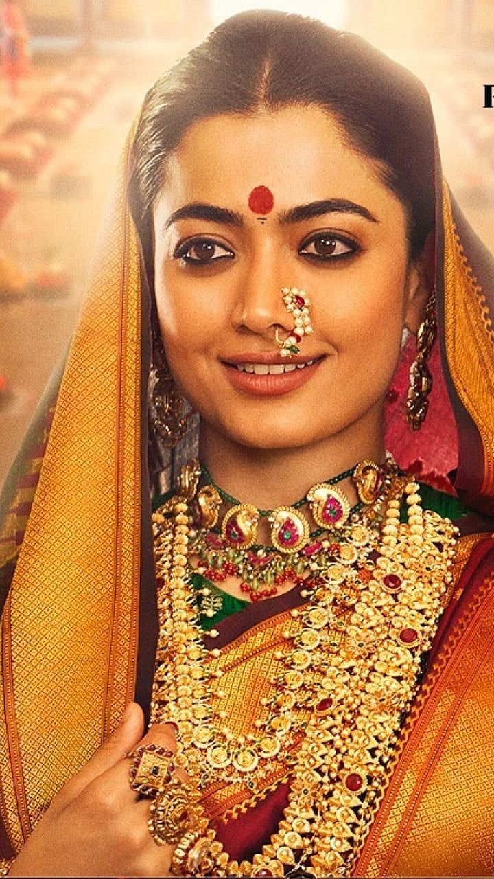 डोक्यावर पदर अन् कपाळी लालभडक कुंकू, रश्मिकांचा मराठमोळा लूक पाहिलात का ...