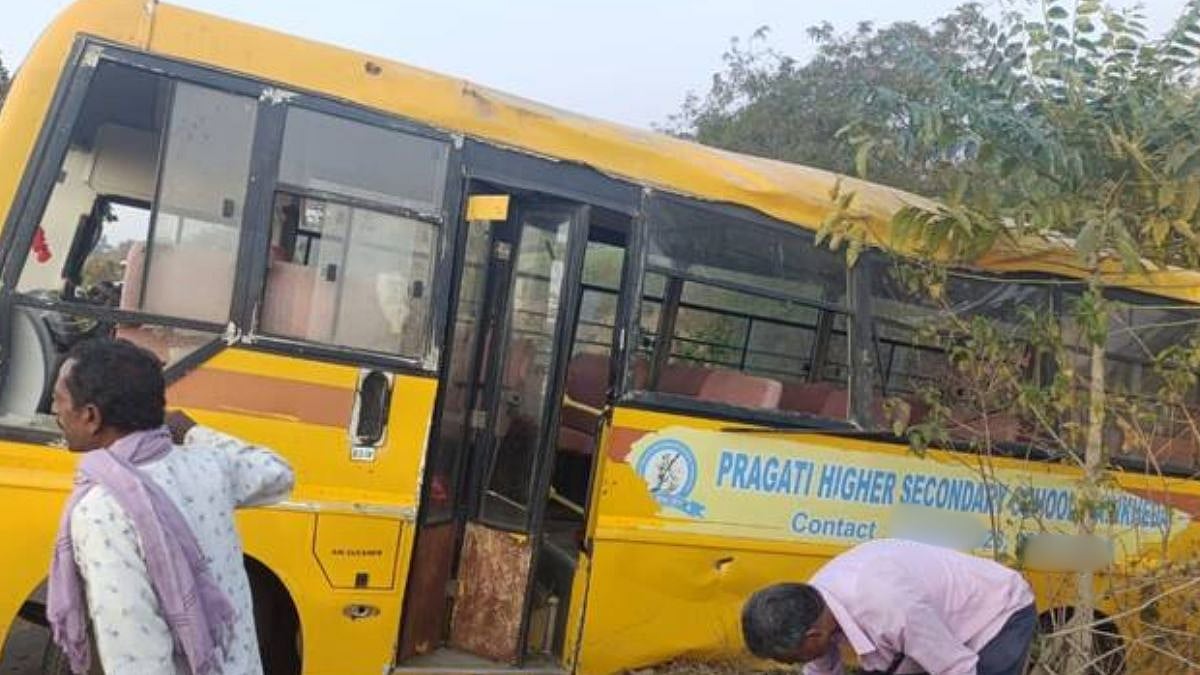 MP Bus Accident : बापरे! विद्यार्थ्यांनी भरलेली स्कूल बस उलटली, ८ विद्यार्थ्यांची प्रकृती गंभीर ...