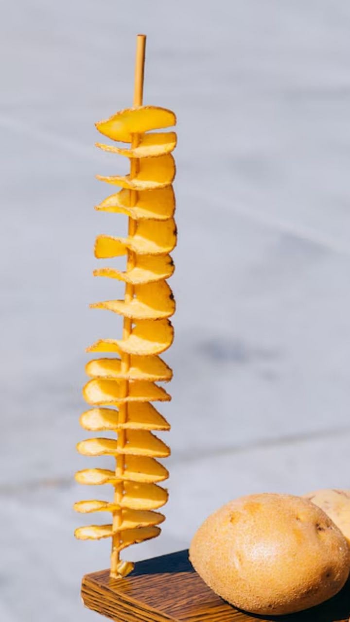 Potato Twister Recipe: कुरकुरीत पोटॅटो ट्विस्टर, घरीच अवघ्या १५ ...