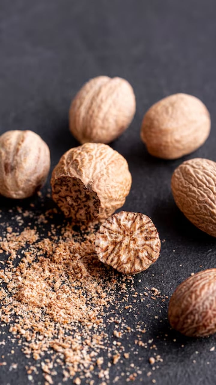 Nutmeg: जायफळ खाण्याचे शरीरासाठी महत्त्वपूर्ण फायदे आणि औषधीय गुण ...
