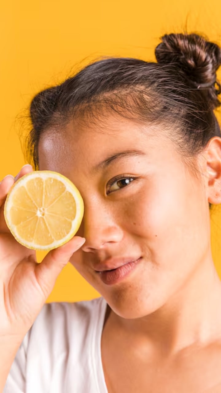 Lemon For Skin: चेहऱ्यावर लिंबू लावल्याने होतात हे फायदे, स्किन टोन ...