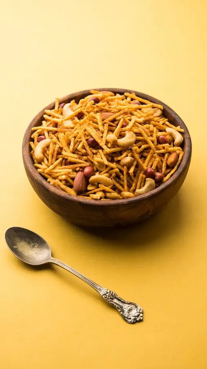 Farali Chivda Recipe: महाशिवरात्रीला उपवासाला बनवा झटपट खास फराळी चिवडा ...