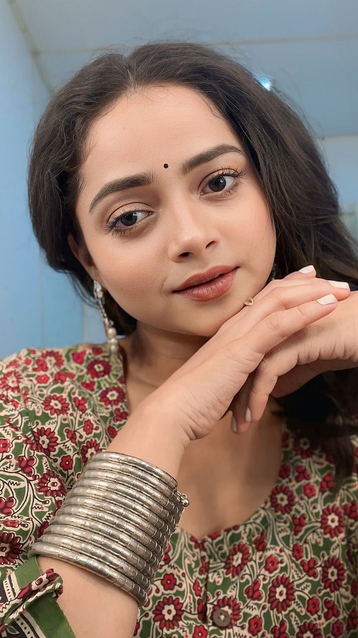 ऐसी उलझी नज़र उनसे हटती नहीं... शिवालीच्या सौंदर्याने केलं घायाळ ...