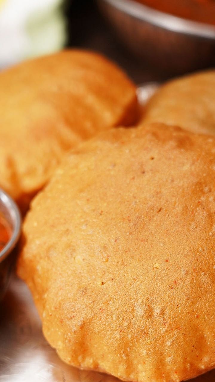 Puri Cooking Tips : पुऱ्या फार तेल पितात? पिठात मिसळा चिमुटभर 'हा' पदार्थ, पुऱ्या होतील परफेक्ट ...