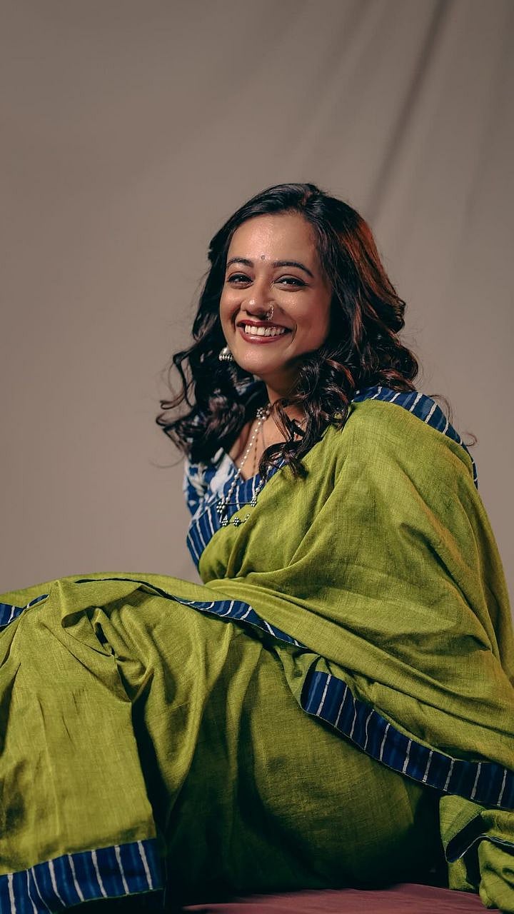 Spruha Joshi: स्पृहाच्या गाली गोड हसू! |actress spruha joshi share ...