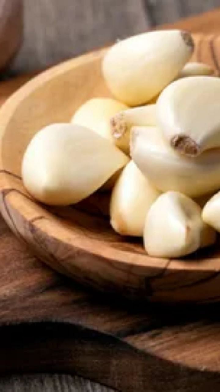Raw garlic benefits: उन्हाळ्यात कच्चा लसूण का खावा? आयुर्वेद सांगतं 'हे ...
