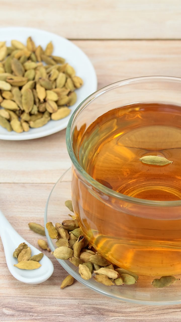 Cardamom Water: 'या' व्यक्तींसाठी वेलचीचे पाणी फायदेशीर, शरीरात होतील ...