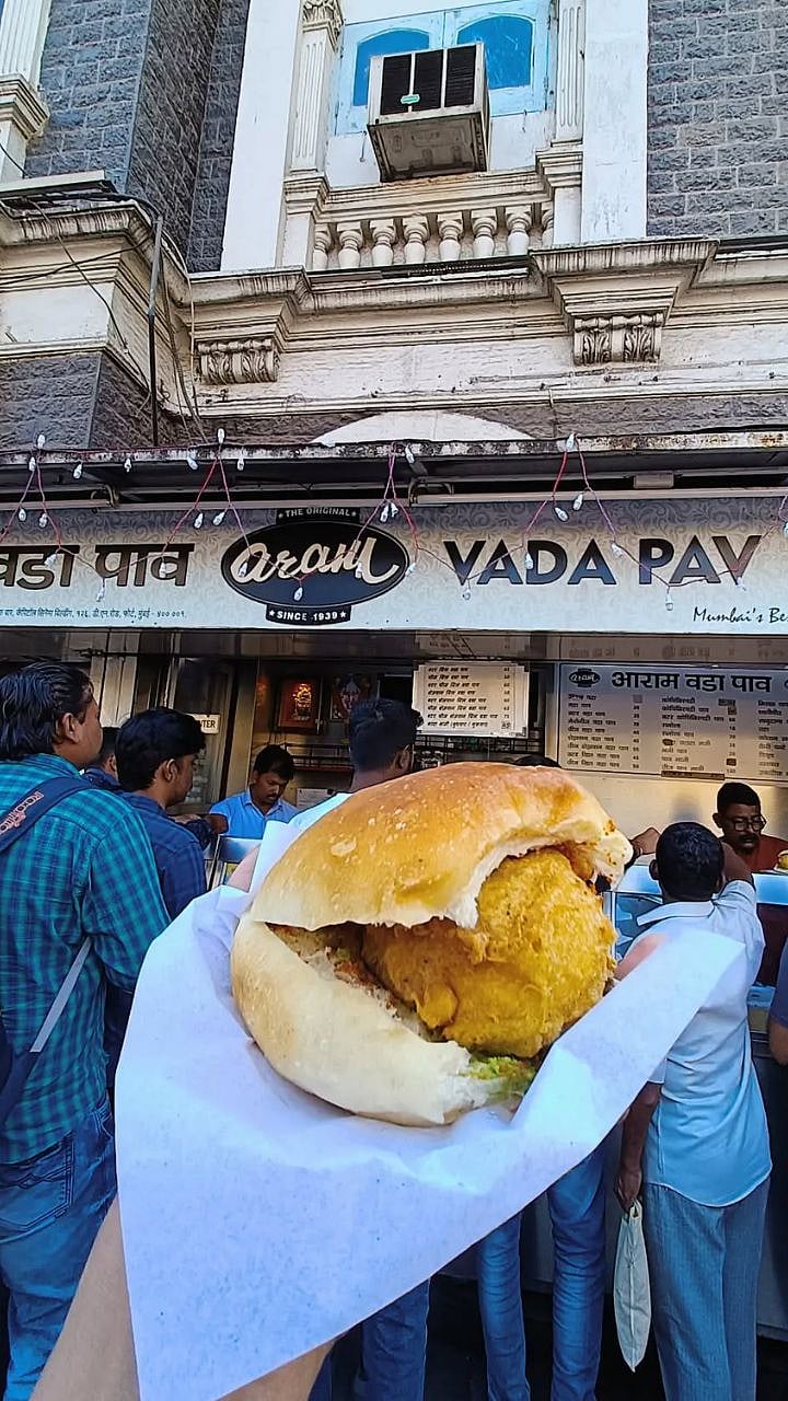 Aram Vadapav: मुंबईतला सर्वात जुना वडापाव कोणता? दुकानाबाहेर नेहमी असते ...