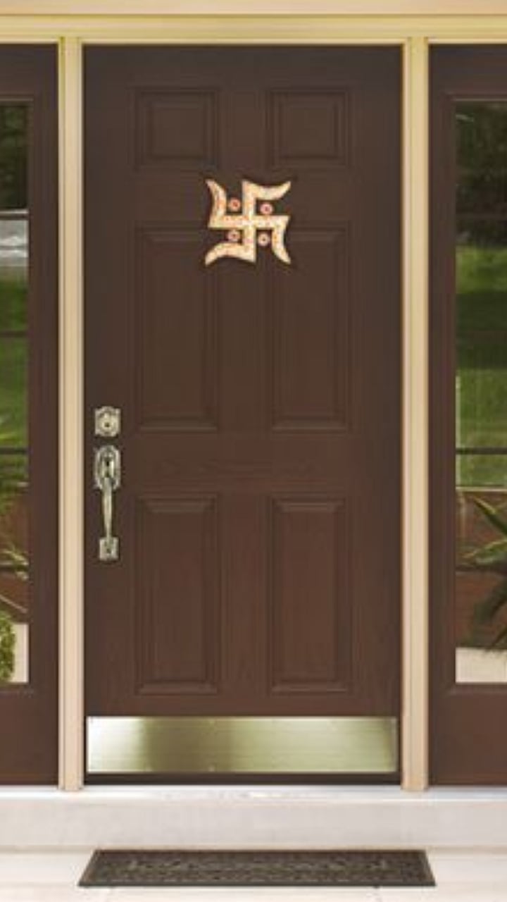 Vastu Tips: प्रवेशद्वारावर स्वस्तिक का काढावे? जाणून घ्या यामागची ...