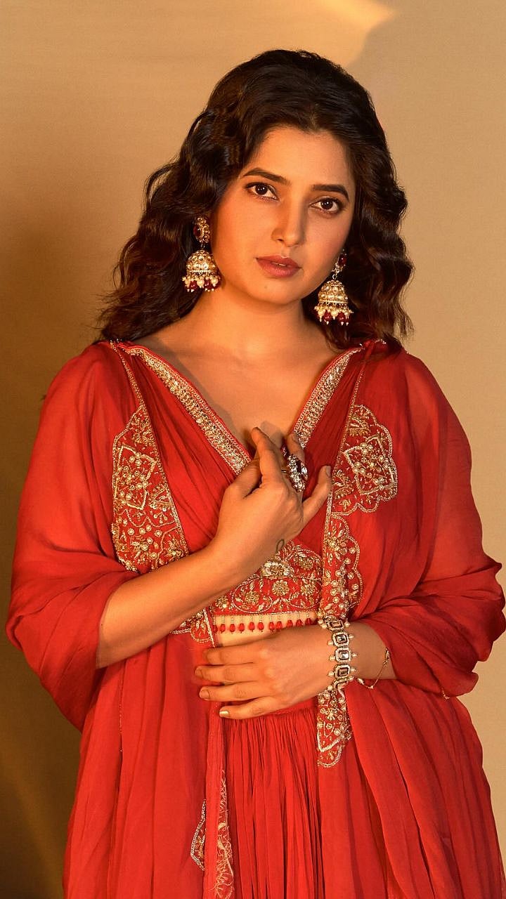 Prajakta Mali: प्राजक्ताला पाहिलं अन् मन तुझंच झालं... |julun yeti reshimgathi fame Prajakta ...