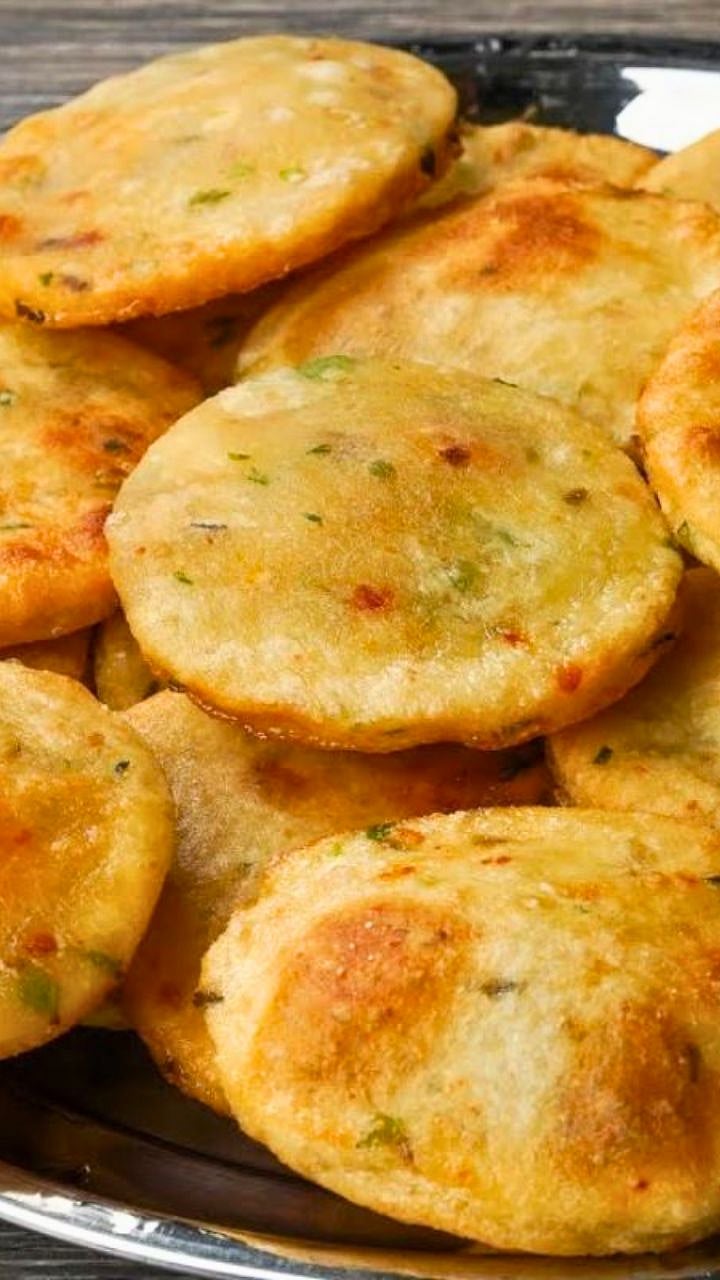 Rava Puri Recipe : टिफीनमध्ये रोज चपाती कशाला? झटपट करा कुरकुरीत बटाटा ...
