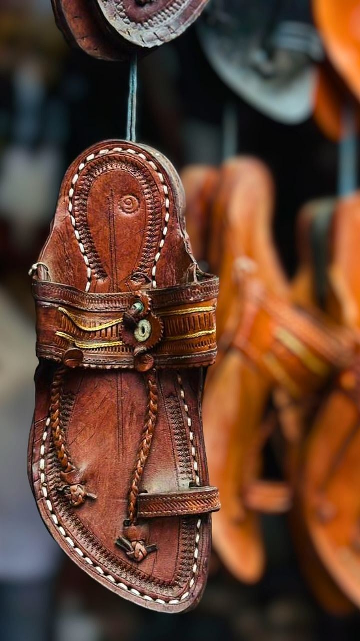 Kolhapuri Chappal: महाराष्ट्रातल्या 'या' चप्पलेच्या जोडीची किंमत तब्बल ...