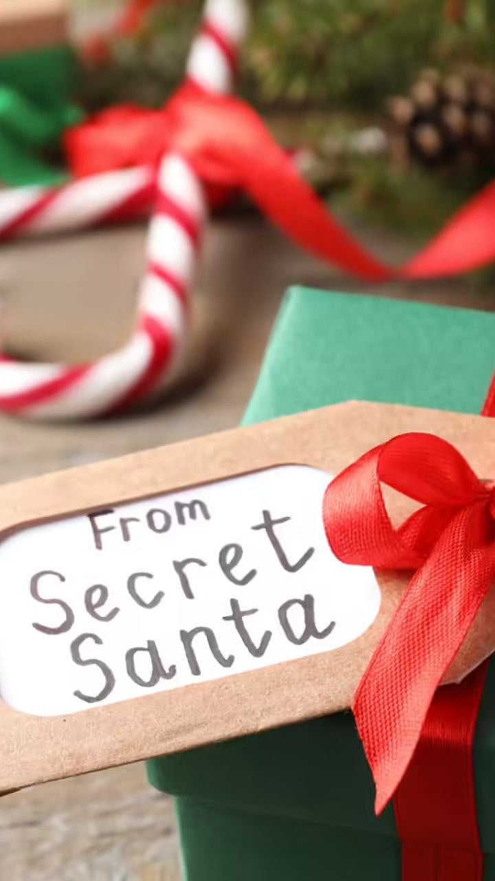 Secret Santa Gifts : 'सीक्रेट सांता'मध्ये काय गिफ्ट द्या? वाचा '10 ...